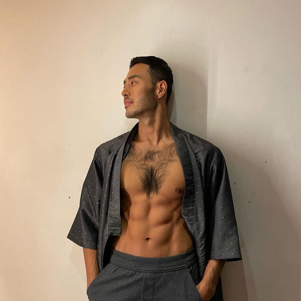 10 Potret Macho Jin Taek Single's Inferno, Sering Pamer Otot