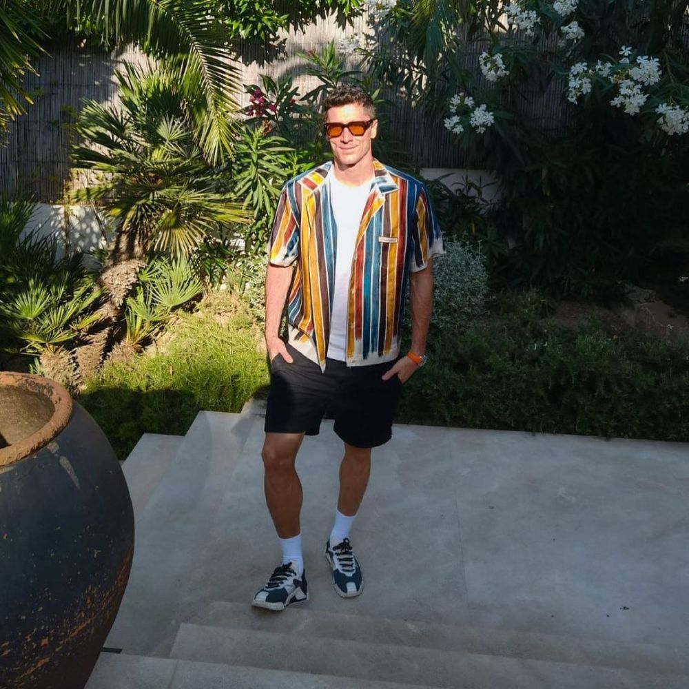 9 Gaya Stylish Robert Lewandowski Saat di Luar Lapangan