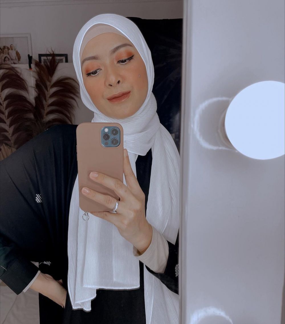 9 Potret Gaya Mirror Selfie ala Richa Iskak, Inspirasi Pose!