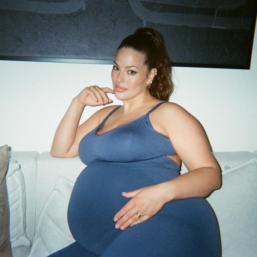 9 Potret Ashley Graham dengan Baby Bump, Hamil Anak Kembar