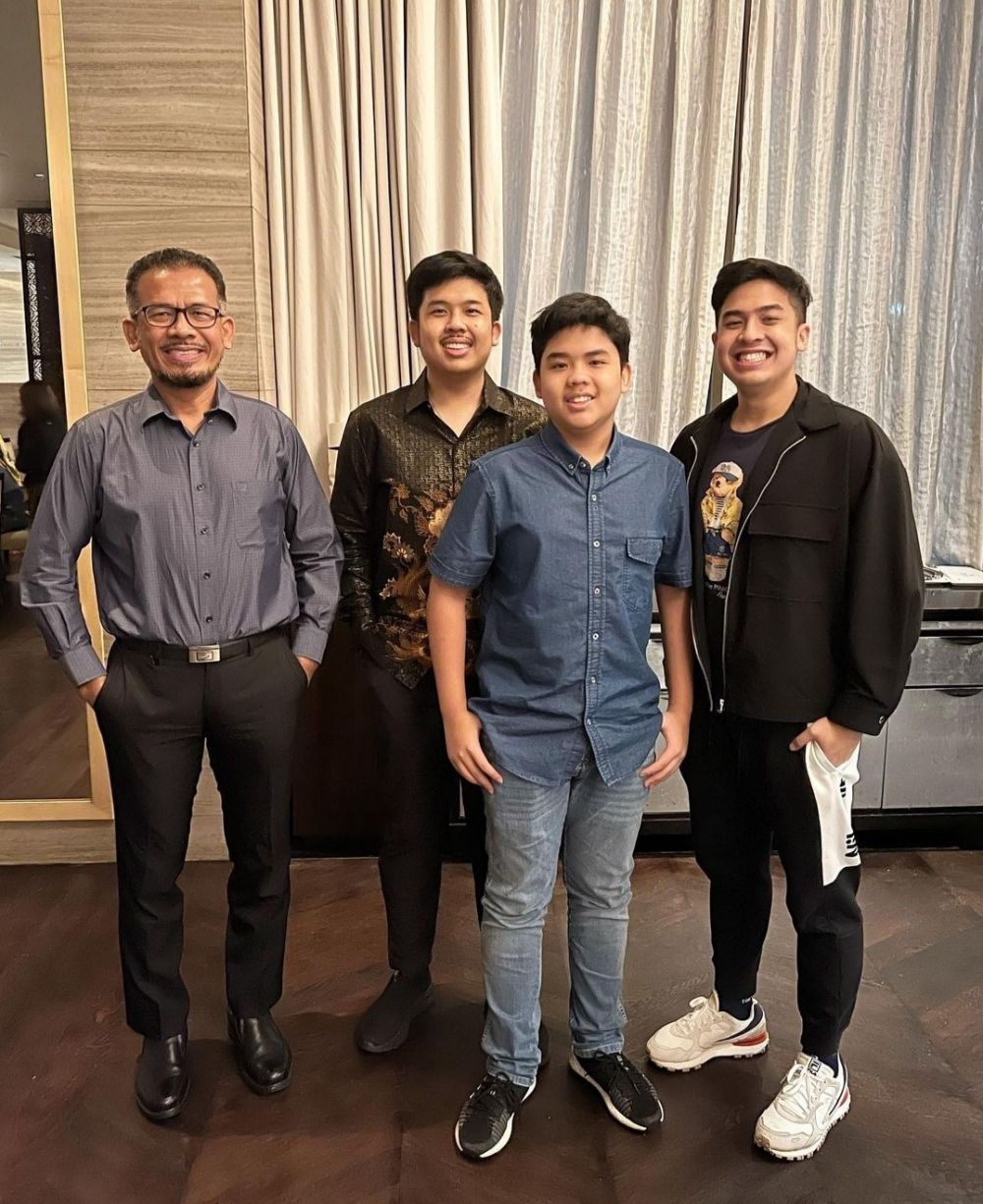 Family Goals, 10 Potret Kompak Jerome Polin dan Keluarga