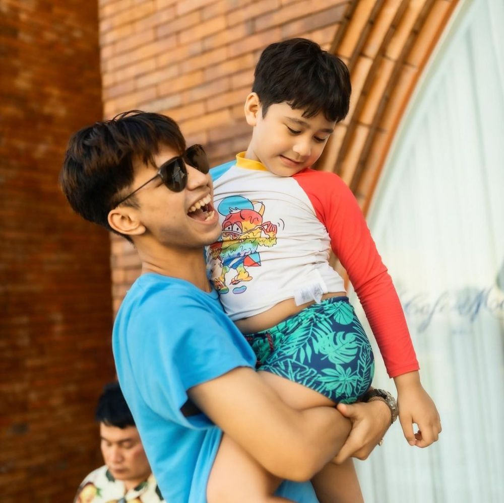9 Potret Keakraban Dimas Ahmad dan Rafathar bak Kakak Adik! 9 Potret Keakraban Dimas Ahmad dan Rafathar bak Kakak Adik!