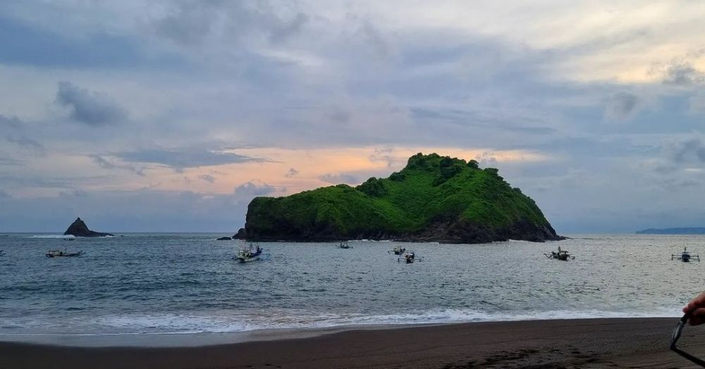 10 Potret Pantai Payangan, Surga Tersembunyi di Jember