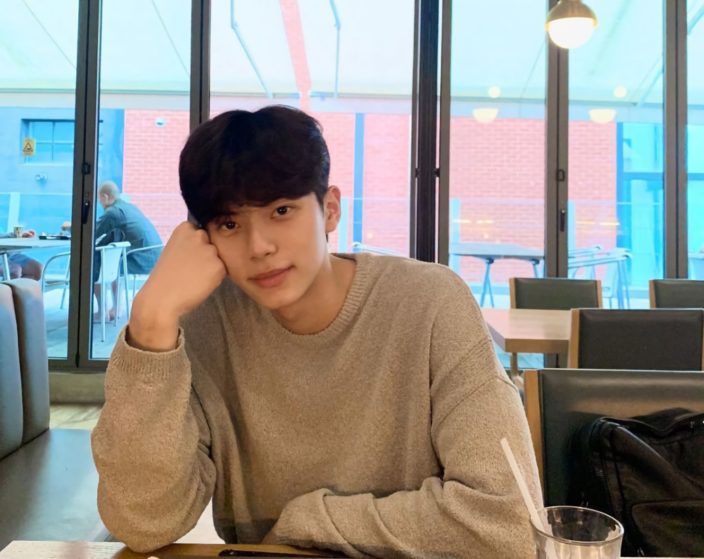 10 Gaya Foto Lee Chae Min yang Auto Bikin Halu