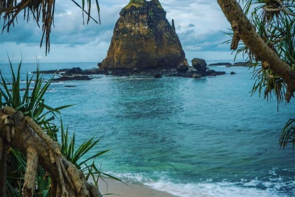 9 Pesona Menawan Pantai Papuma, Cantik nan Eksotis