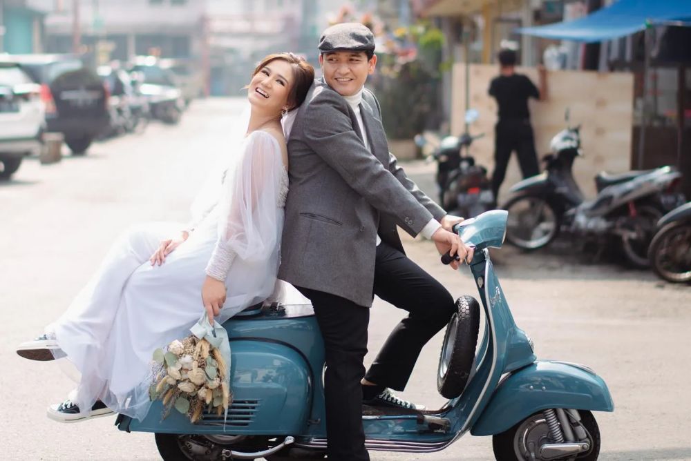9 Foto Prewed Masayu Clara dan Qausar Harta Bareng Vespa
