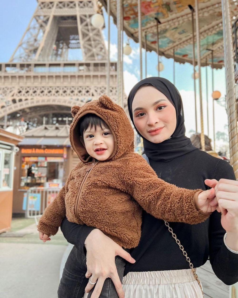 10 Potret Keseruan Sabrina Sosiawan dan Keluarga di Paris