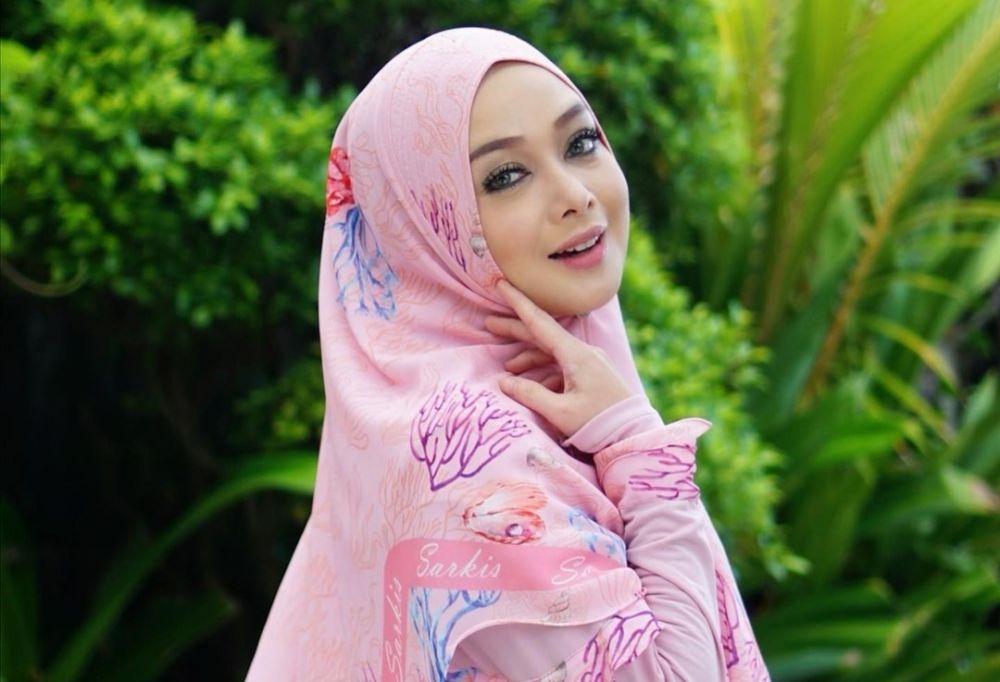 10 Potret Terbaru Terry Putri yang Kini Mantap Berhijab