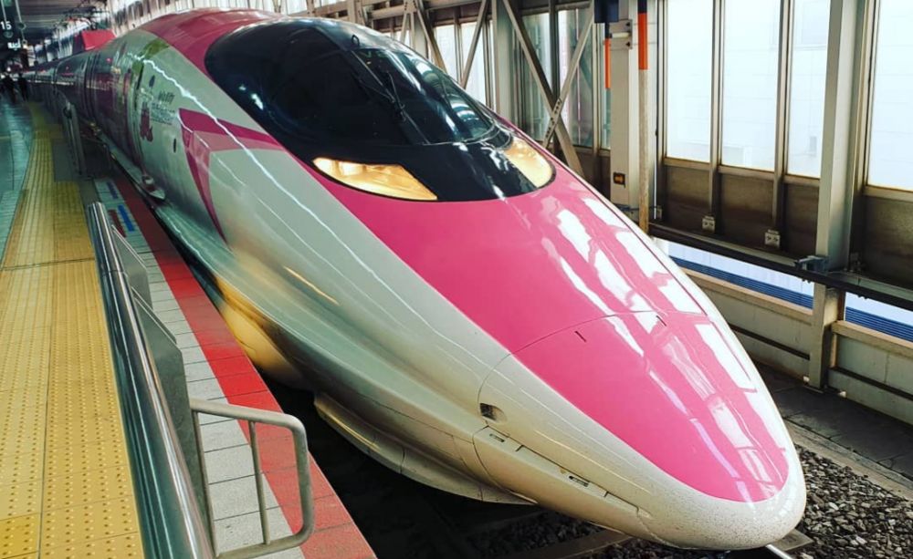 9 Potret Kereta Cepat Hello Kitty Shinkansen, Gemas Banget!