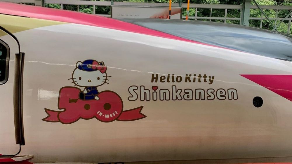 9 Potret Kereta Cepat Hello Kitty Shinkansen, Gemas Banget!