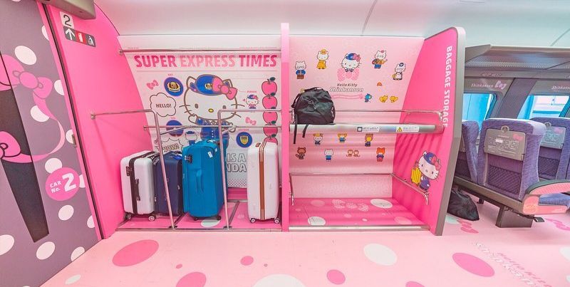 9 Potret Kereta Cepat Hello Kitty Shinkansen, Gemas Banget!