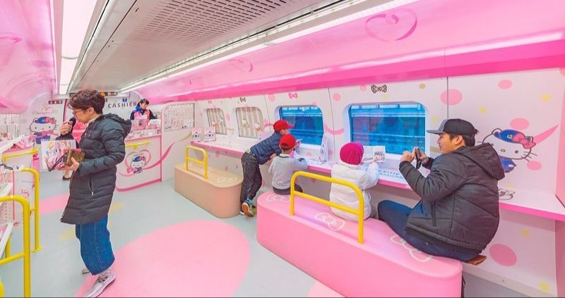 9 Potret Kereta Cepat Hello Kitty Shinkansen, Gemas Banget!