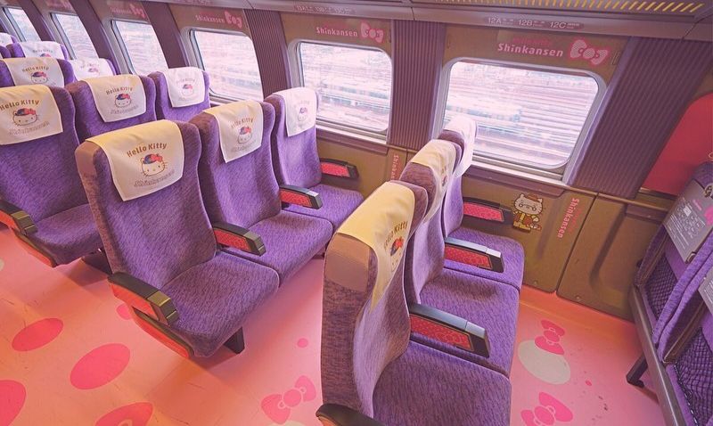 9 Potret Kereta Cepat Hello Kitty Shinkansen, Gemas Banget!