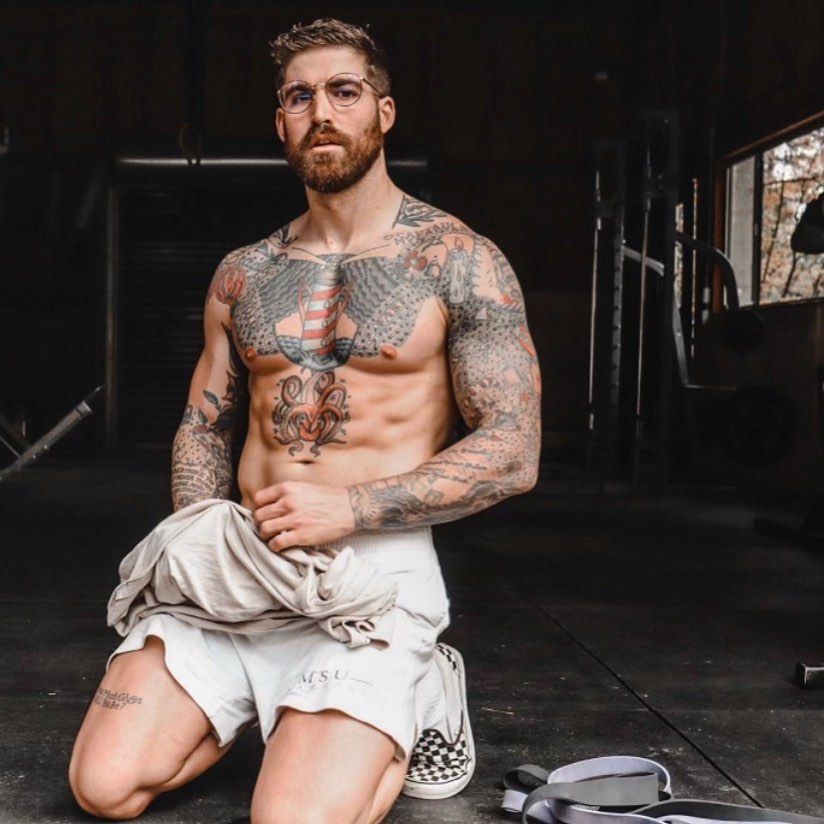 Potret Thor Bradley, Si Pembelah Kayu yang Viral di Medsos