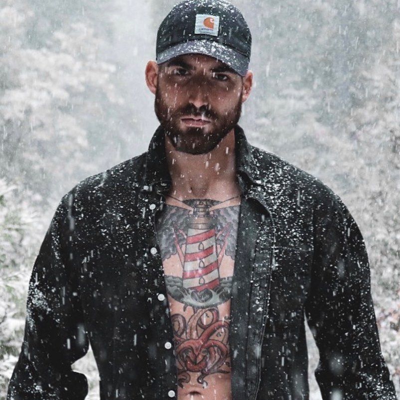 Potret Thor Bradley, Si Pembelah Kayu yang Viral di Medsos