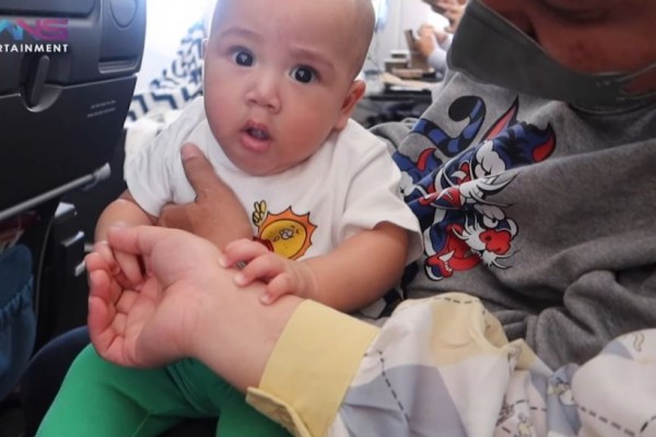 9 Potret Rayyanza Pertama Kali Naik Pesawat, Otw Liburan