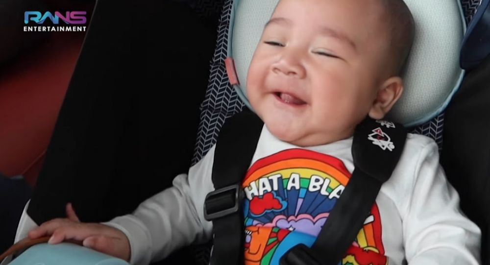 9 Potret Rayyanza Pertama Kali Naik Pesawat, Otw Liburan