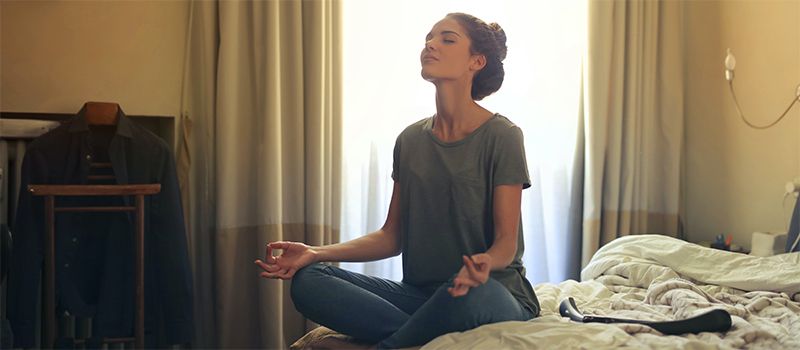 5 Aktivitas Sehat Sebelum Tidur Selain Cek Medsos!