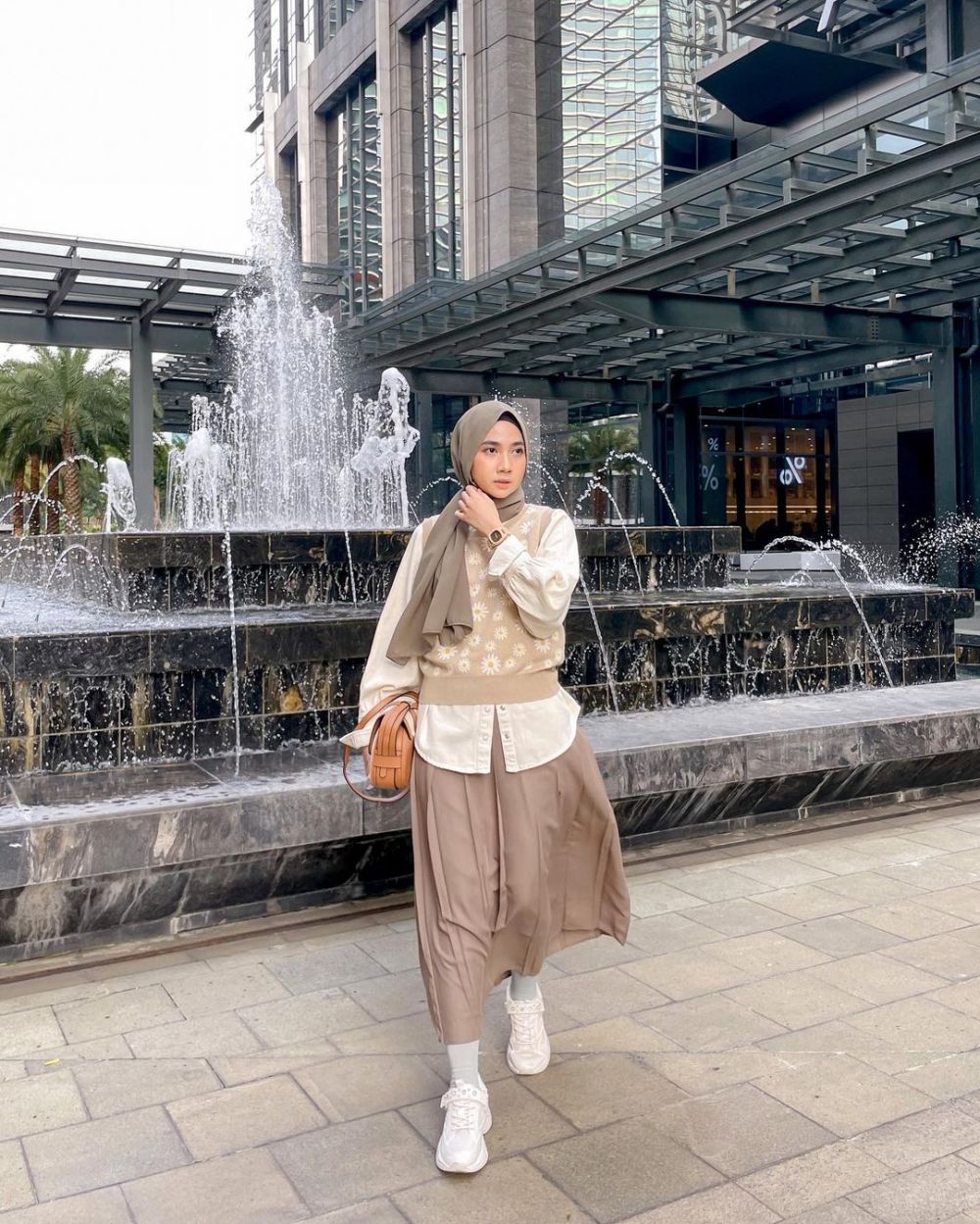 12 Referensi OOTD dengan Kemeja untuk Bukber