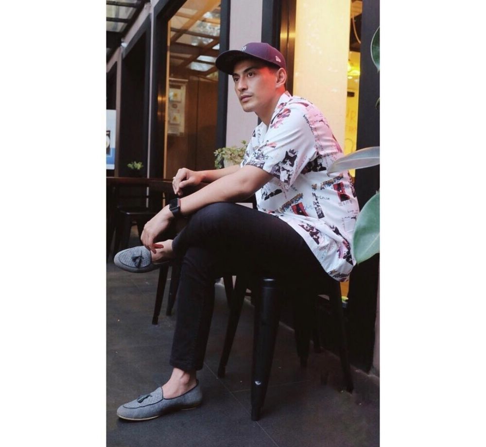 9 OOTD Kencan ala Artis Indonesia Habibi Hood, Memikat!