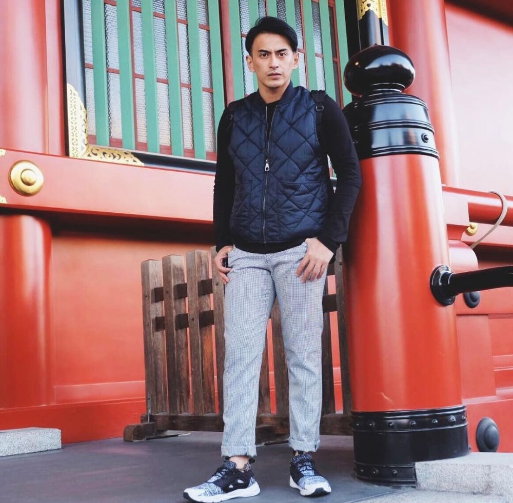 9 OOTD Kencan ala Artis Indonesia Habibi Hood, Memikat!