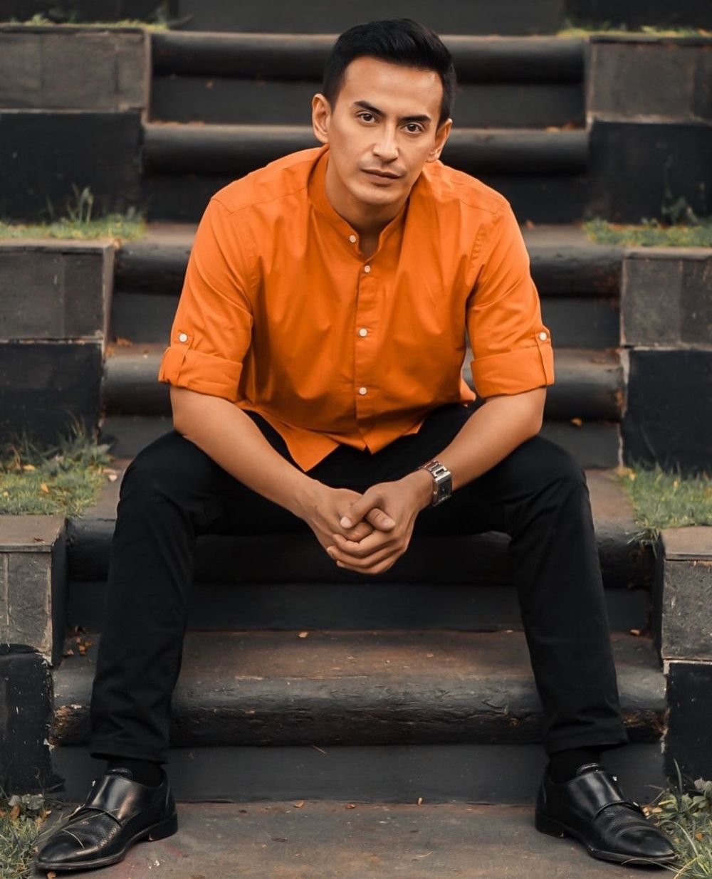 9 OOTD Kencan ala Artis Indonesia Habibi Hood, Memikat!