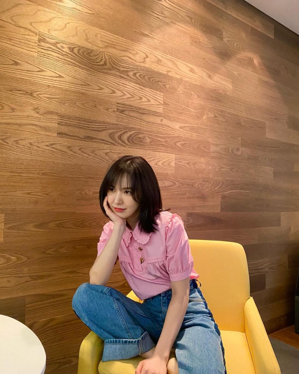 11 Ide Outfit Jeans ala Wendy Red Velvet, Trendi dan Kasual