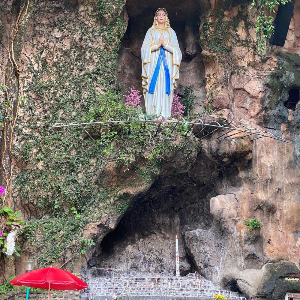 10 Potret Gua Maria Pohsarang, Wisata Religi Umat Katolik