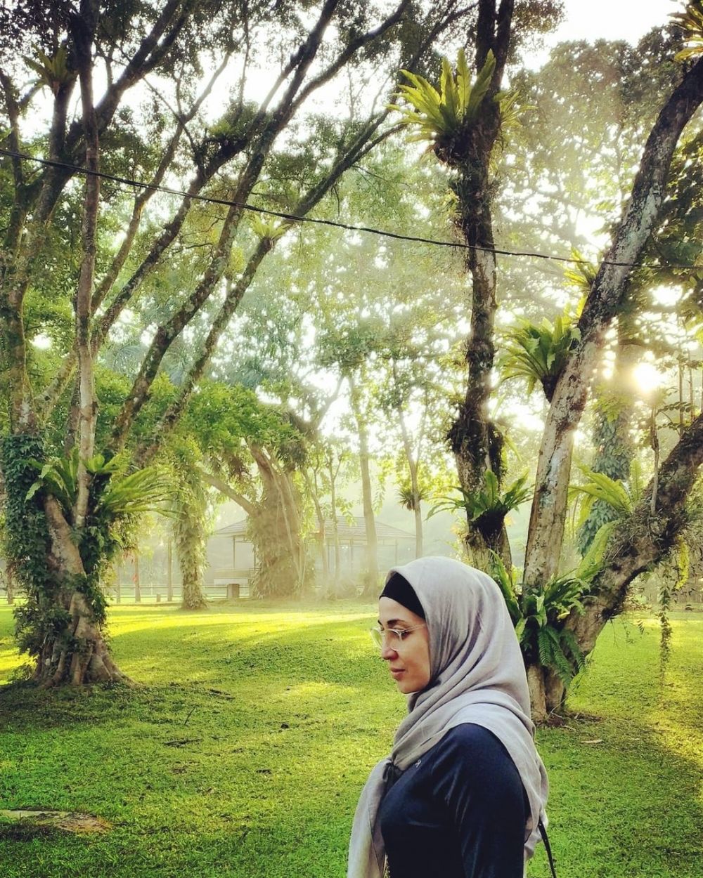 9 Potret Devi Permatasari, Tetap Awet Muda di Usia 47 Tahun!