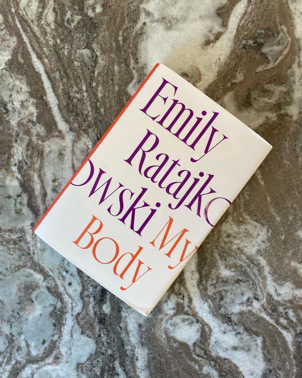 10 Rekomendasi Buku dari Penulis Perempuan Emily Ratajkowski