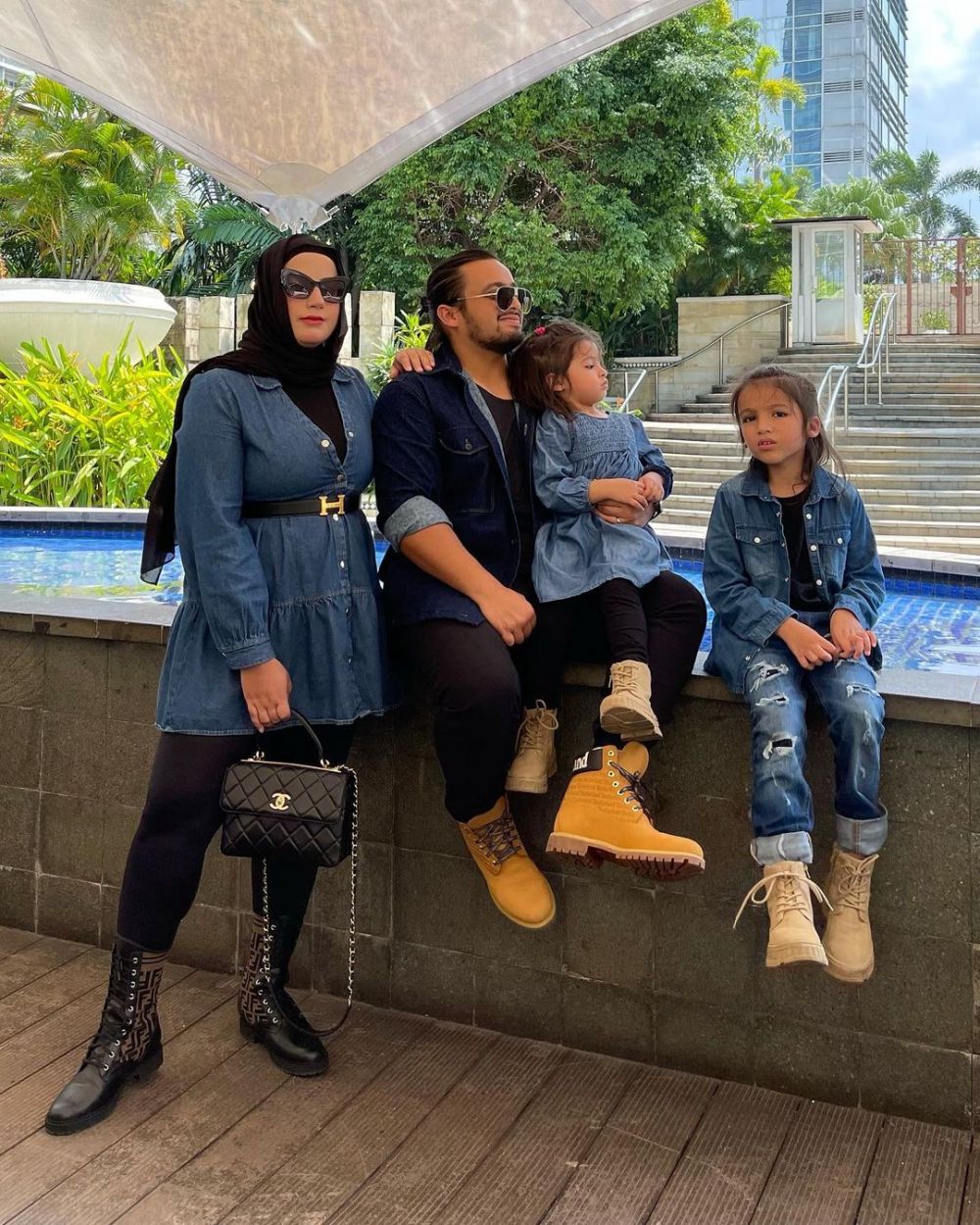 9 Potret OOTD Tasyi Athasyia dan Putrinya