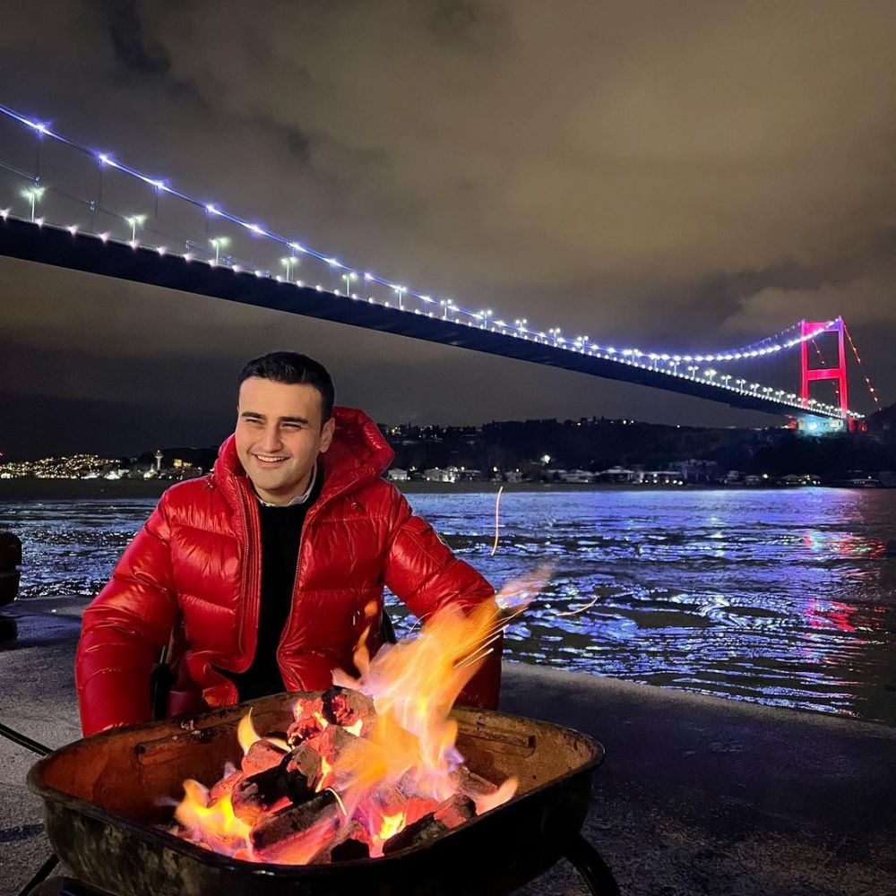 Potret CZN Burak, Chef Turki yang Cium Pipi Verrell Bramasta