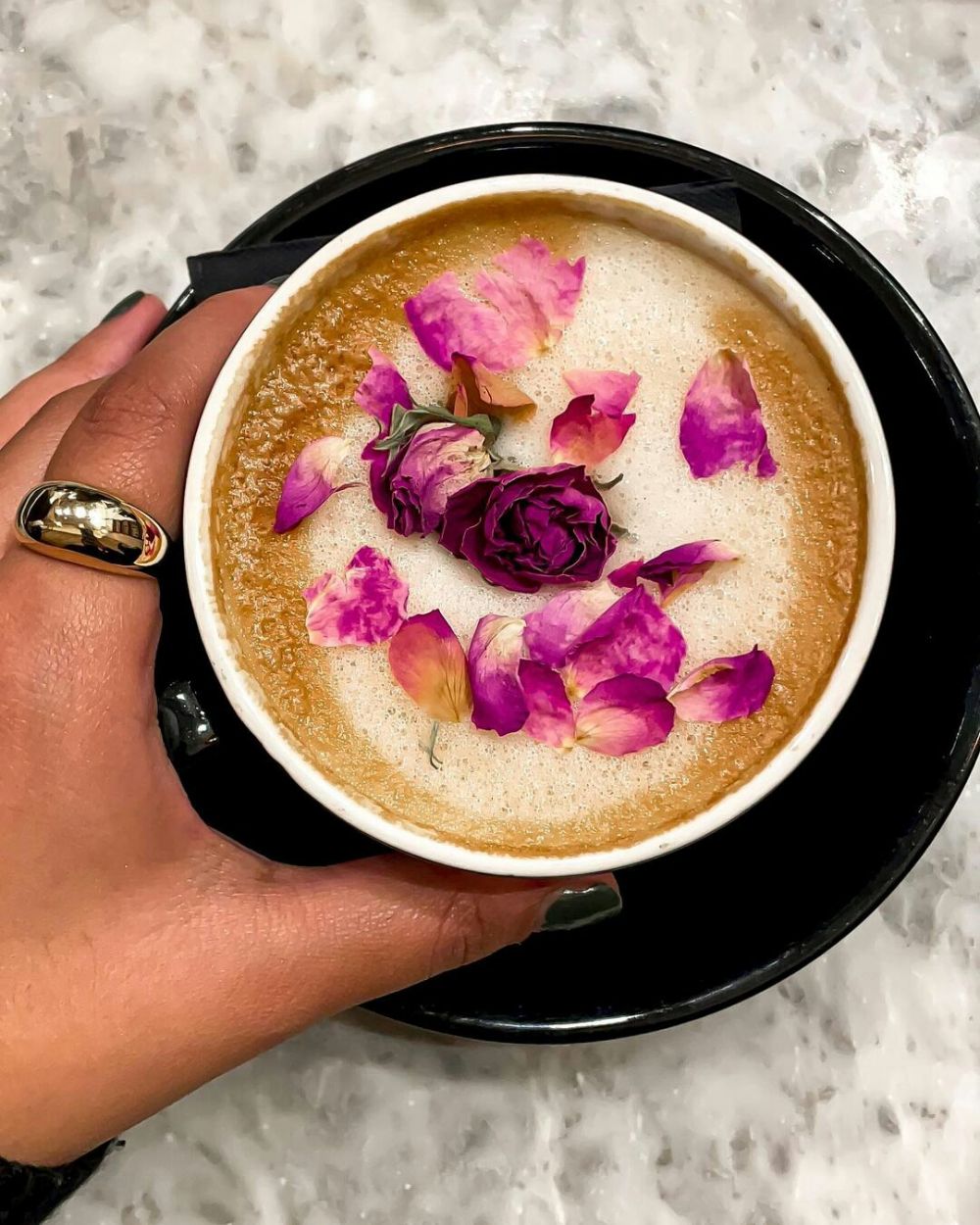 9 Kreasi Olahan dari Bunga Mawar yang Unik, Mau Coba?