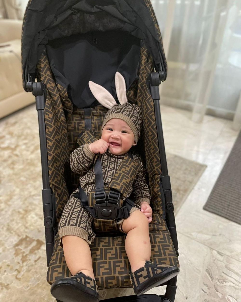 10 Potret Gemas Rayyanza saat OOTD-an