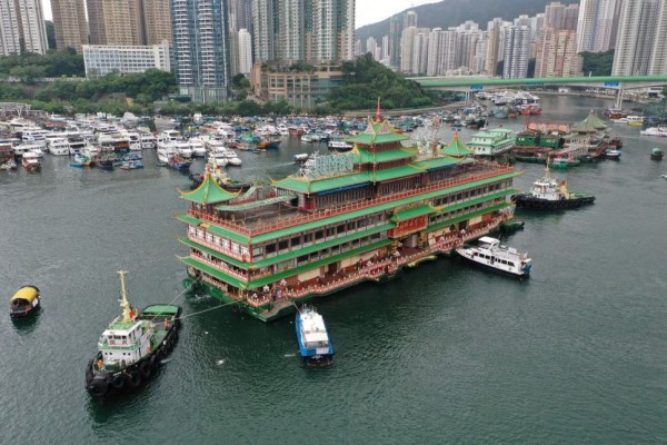 Restoran Terapung Ikonik Hong Kong Tenggelam di Laut China