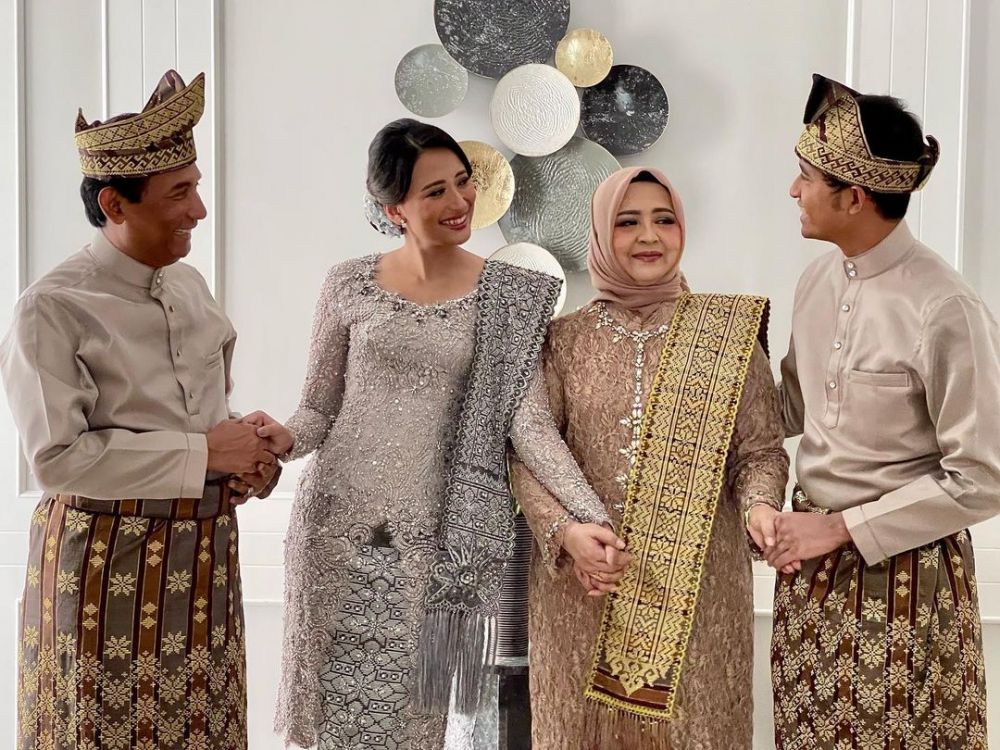 10 Potret Lamaran Dyah Roro Esti