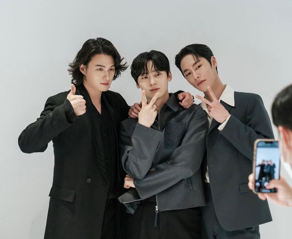 10 Potret Akrab Geng Daeho di Luar Syuting Alchemy of Souls