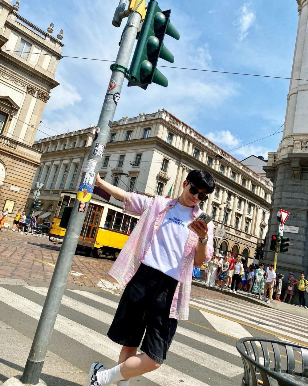 10 Ide OOTD ala DinDin, Rapper Kece yang Aktif