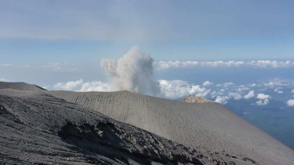 Potret Keindahan Gunung Semeru, Puncak Tertinggi Pulau Jawa