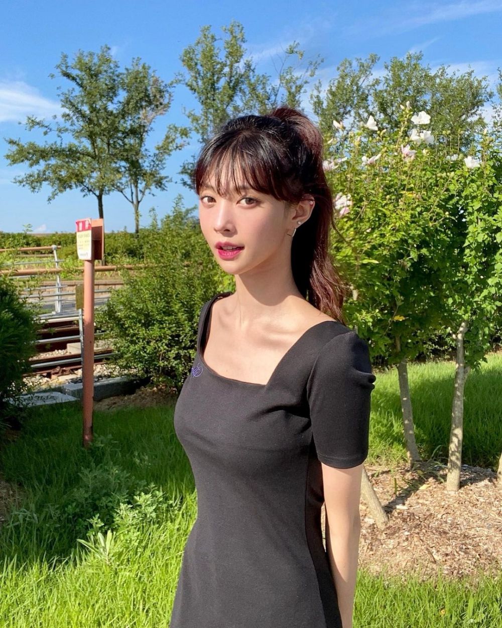 9 Ide Outfit Stylish ala Moon Ji Hyo, Penampilan Anggun!