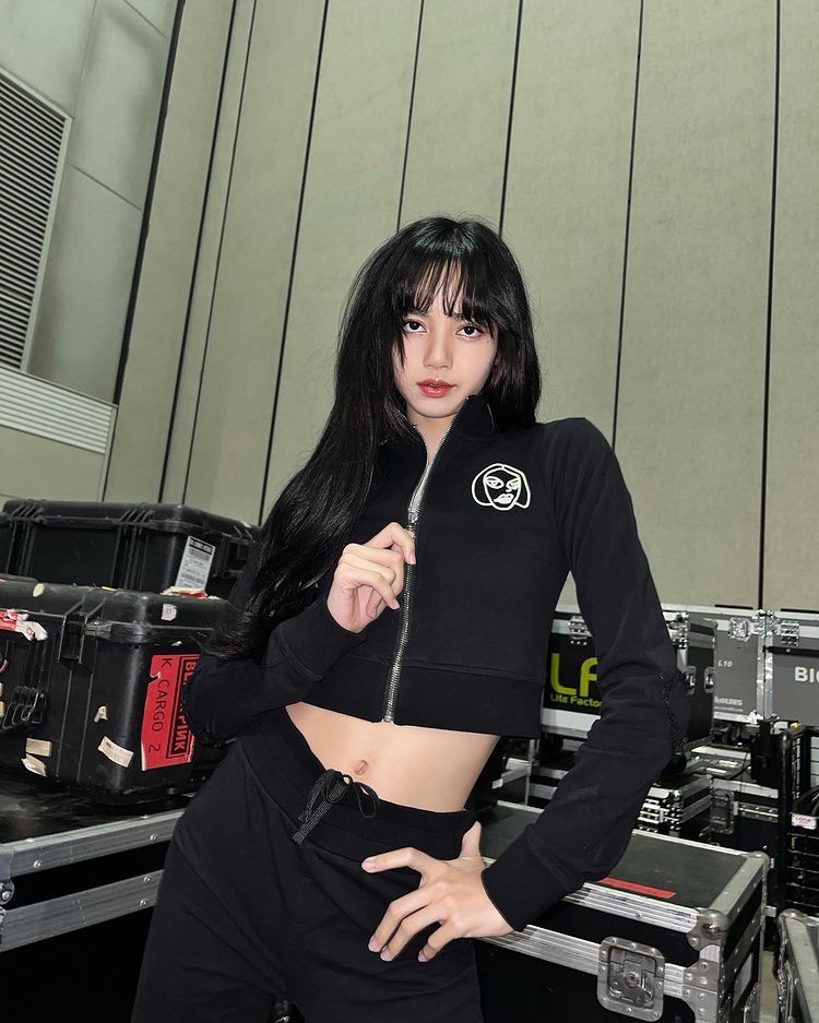 10 Inspirasi Baju Cewek Mamba ala Lisa BLACKPINK
