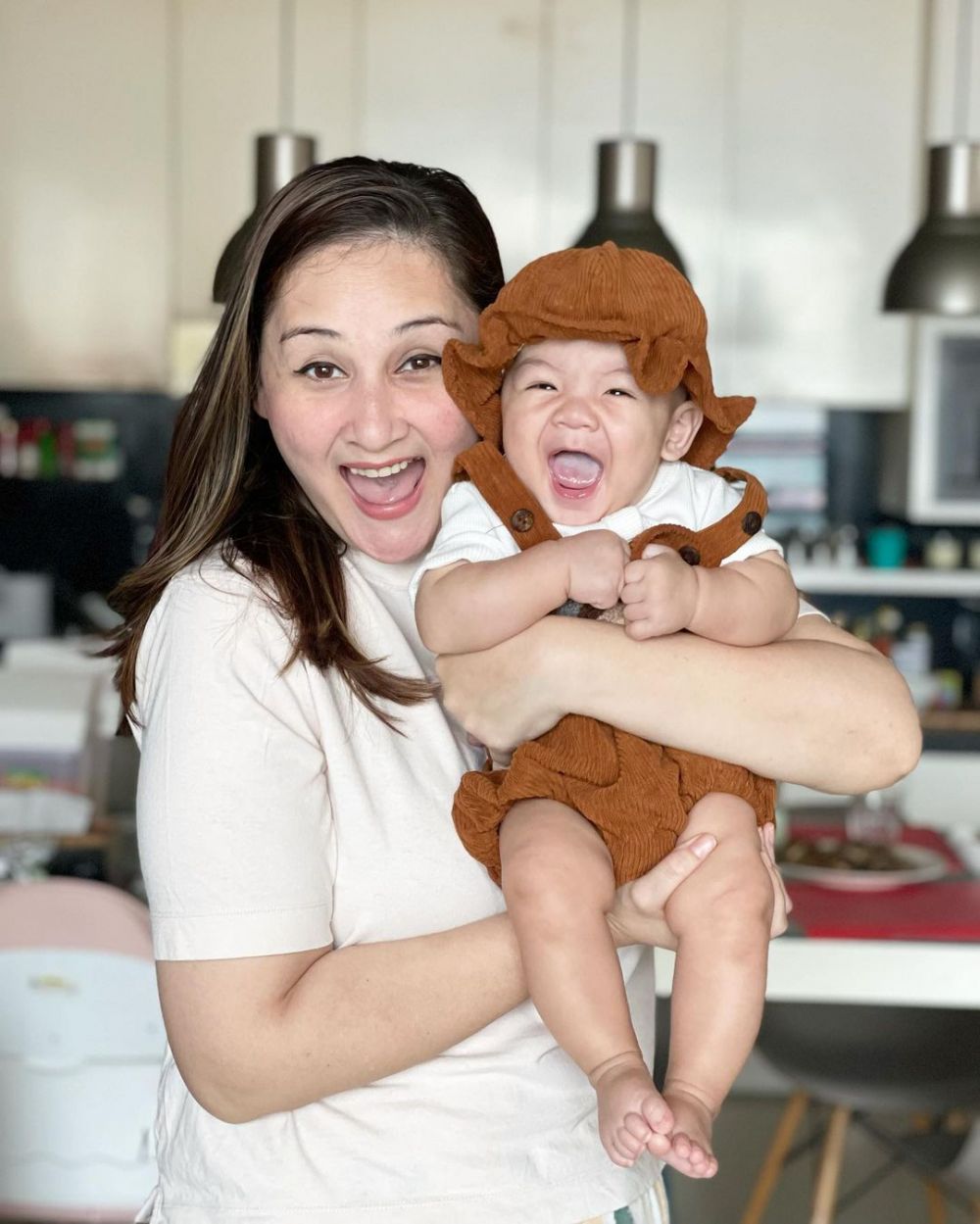 10 Potret Mona Ratuliu dan Suami Momong Ponakan