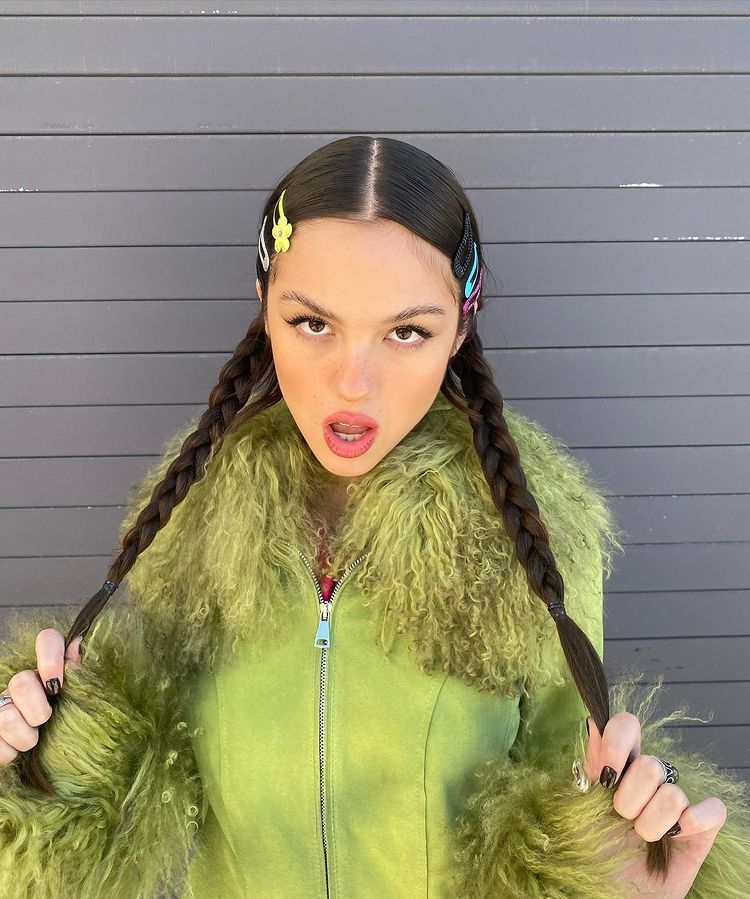 10 Potret Musisi Wanita Hollywood dengan Rambut Kepang