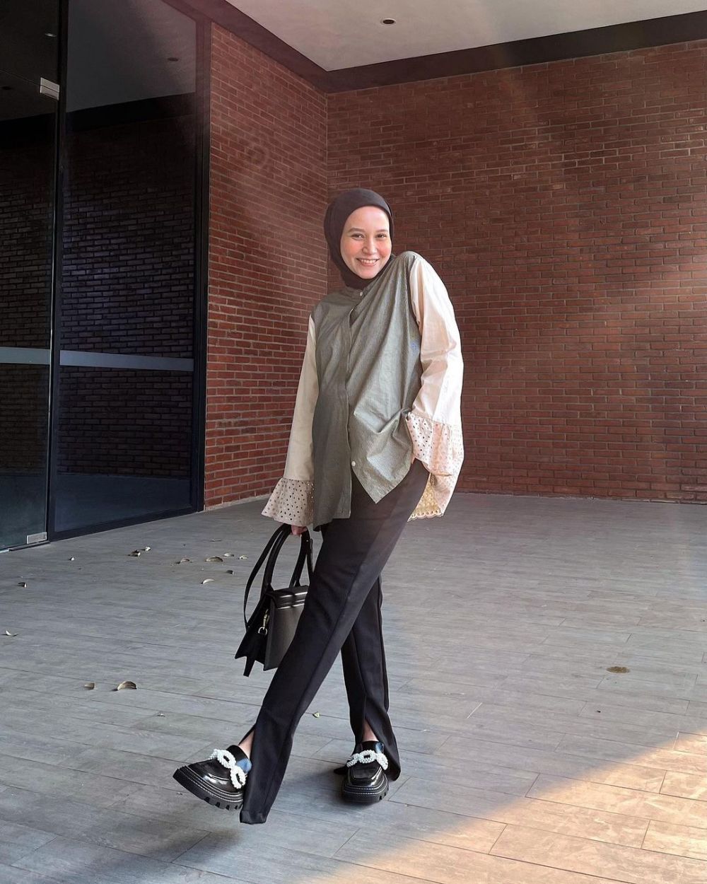 Tetap Kece Ide Outfit Ibu Hamil Hijab Ala Nissa Chair