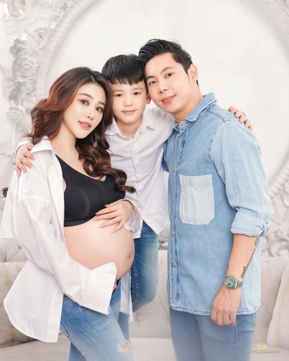 Potret Maternity Shoot Emily Young bersama Suami, Romantis