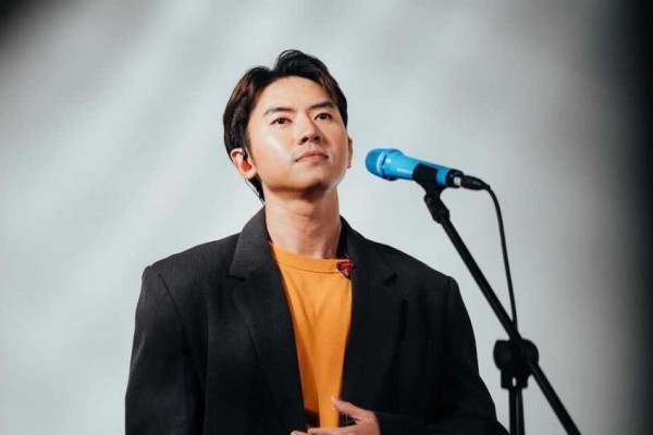 10 Ide OOTD Pakai Blazer ala Rafael Tan, Tampil Stylish!