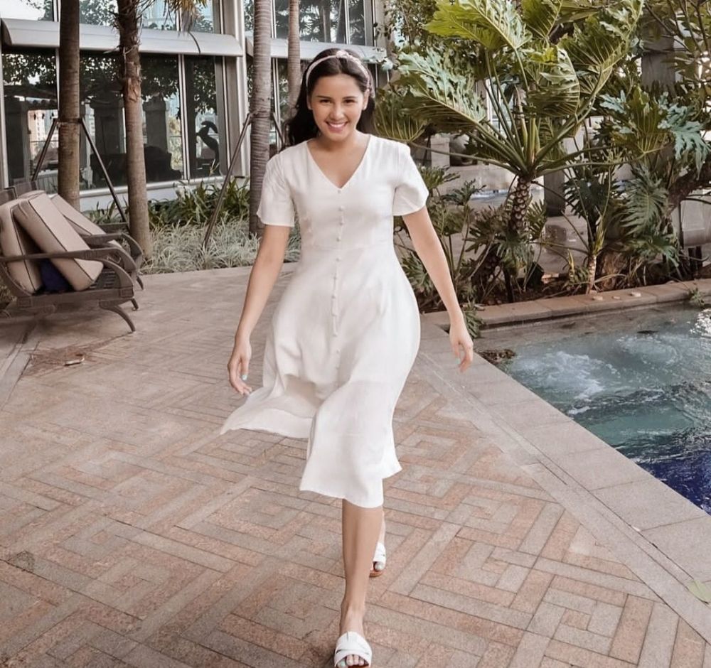 9 Inspirasi Outfit Piknik ke Taman ala Yunita Siregar