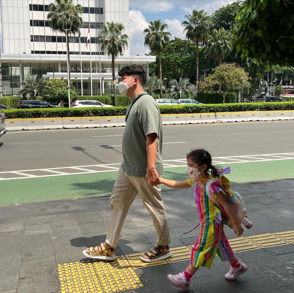 9 Potret Quality Time ala Haykal Kamil dan Anak, Gemas!