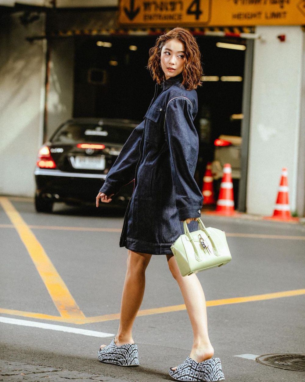 9 Ide Outfit dengan Dress ala Namtan Tipnaree, Feminin!