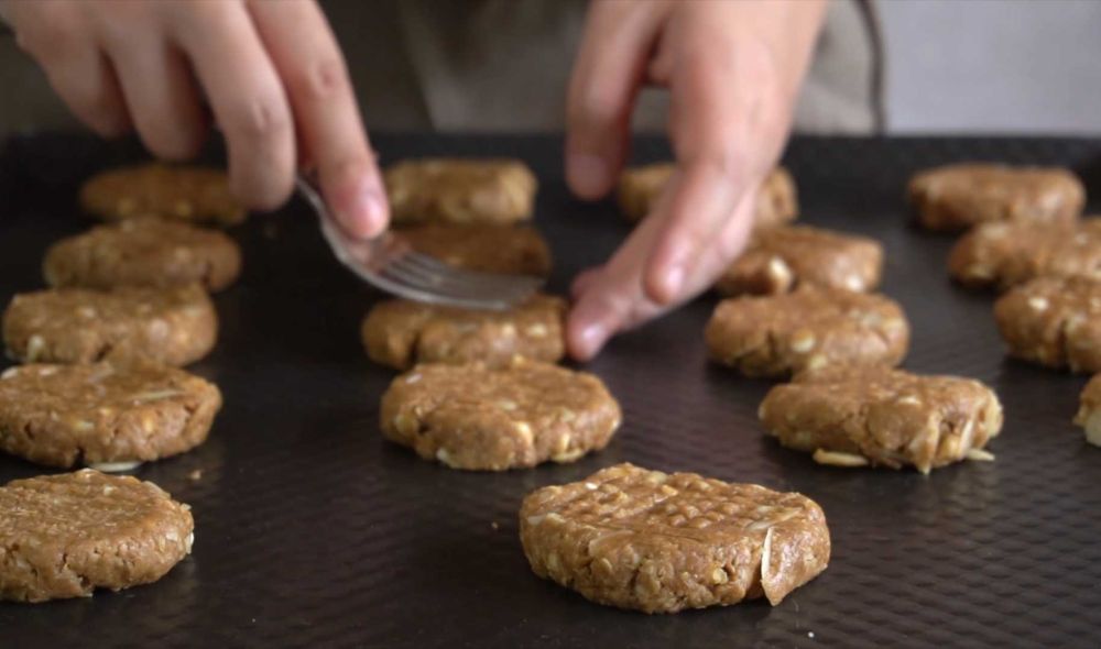 Resep Oatmeal Cookies Topping Kacang Almond